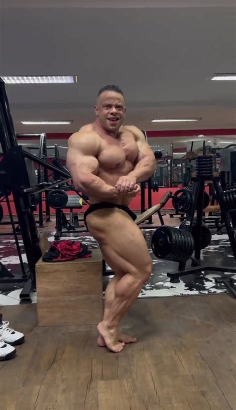 Short Muscletank Shows Off His Giant Killer Physique