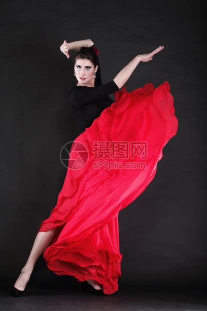 黑人背景的有吸引力西班牙舞女年轻子跳舞的佛朗明哥高清图片下载 正版图片307197281 摄图网