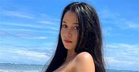 Pandora Kaaki Causa Sensación Al Modelar Su Bikini Desde La Orilla Del Mar