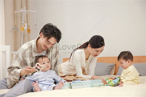 자녀와 함께 노는 부모 사진 무료 다운로드 Lovepik