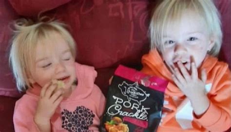 Fetite Gemene Au Pierit Tinandu Se Mana In Timp Ce Mama Lor Incerca Sa Le Salveze Copilul Ro