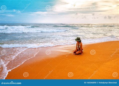 Gelooide Meid Die Op Het Strand Zit Stock Foto Image Of Liefde Hemel