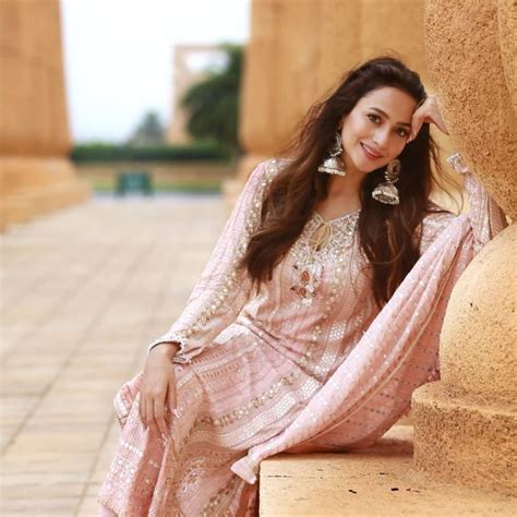 Actress Zarnish Khan Celebrates Her Midnight Birthday Reviewitpk