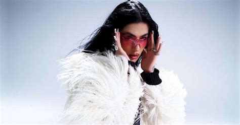 Clau Retorna à Música Com A Inédita Tipo Eu