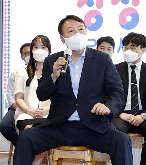 윤석열 활쏘는 장면 모습 활 손동작 모지리 오늘의짤방