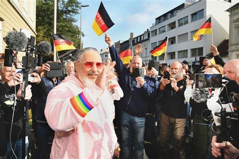 Gericht Verurteilt Rechten Influencer Wegen Beleidigung Zu Geldstrafe