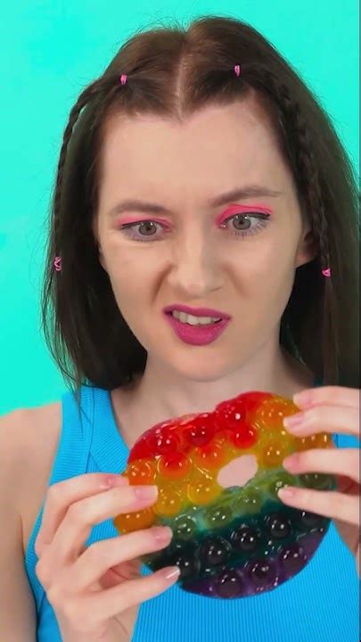 소녀가 장난감 모양의 말린 과일 쨈을 핥습니다 Youtube