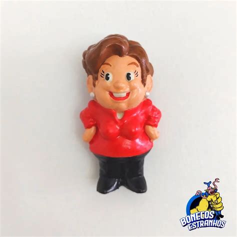 Boneco Estranho Dilminha Camisa Crítica