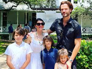 Jared Padaleckis Wife Shows Daughter Covered In Marker Before Airport