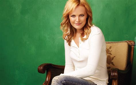 Malin Akerman Biała Bluzeczka Fotel