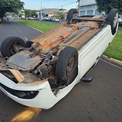 Mulher De 59 Anos Capota Veículo Ao Mexer No Celular André Almenara