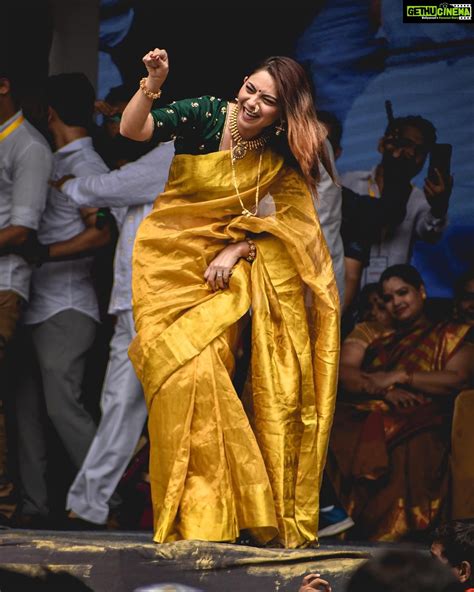 Sonalee Kulkarni Wiki Biography Age Gallery Spouse And More