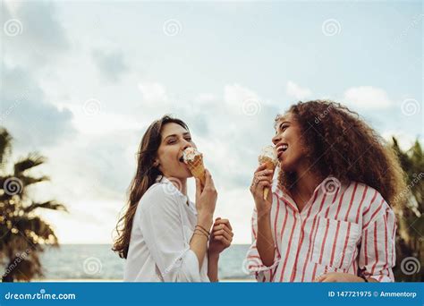 Amigos De La Mujer Que Comen El Helado Junto Imagen De Archivo Imagen