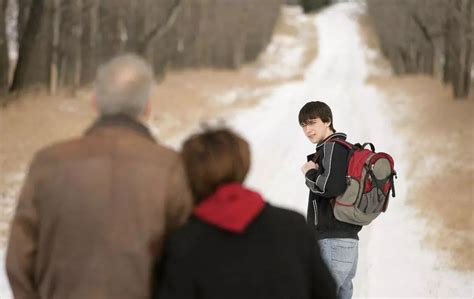 离家的背影离家背影离家卡通第8页大山谷图库