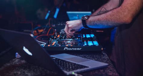 ¿cuánto Cuesta Contratar A Un Dj Para Fiestas Y Bodas Precios 2026