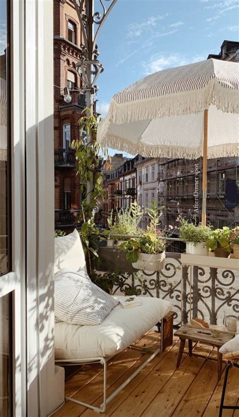 Уютный балкон с зонтами