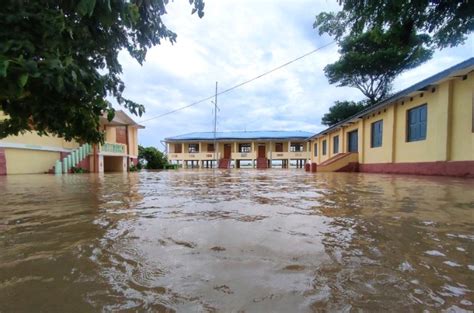 စလင်းမြို့နယ်တွင် ဧရာဝတီမြစ်ရေဝင်ရောက်မြင့်တက်မှုကြောင့် စာသင်ကျောင်း