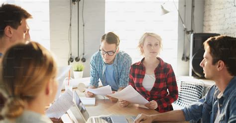 젊은 엔지니어 또는 분석가가 테이블에 앉아 회의에서 프로젝트에 대한 신선한 아이디어를 논의합니다 사진 Unsplash의 등록하기 이미지