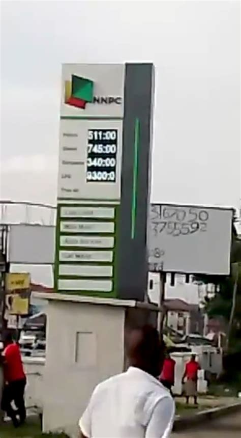 Nnpc Mega Station Ph Sells Fuel At N511 Liter As Cars On The Queue