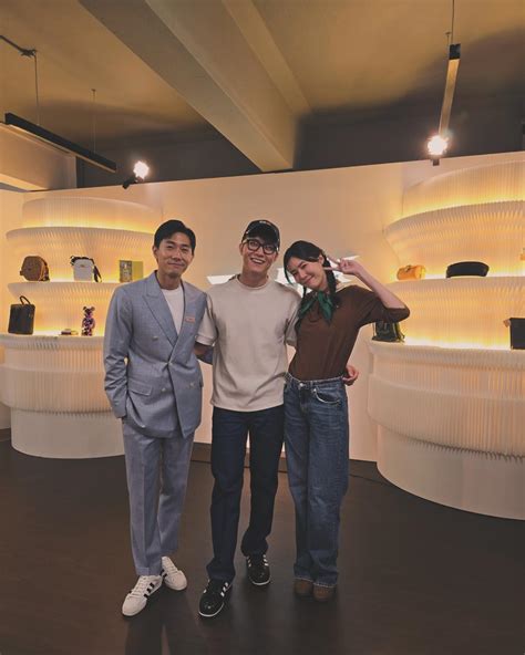 张哲通 Zhang Ze Tong 恭喜四位 开张大吉🍊 Thedesmondtan Carriewst Heyhihazelle Leeteng0530 大家周末有空可以到「耍