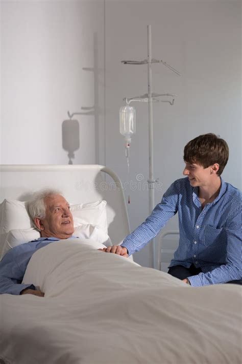 Abuelo Que Visita En Hospital Imagen De Archivo Imagen De Provechoso