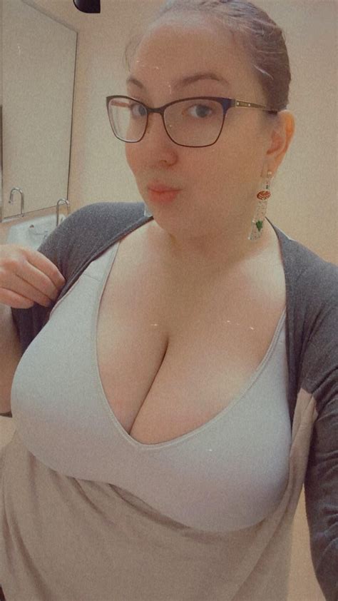 Tig Ol Bitties 🫢 R Bbw
