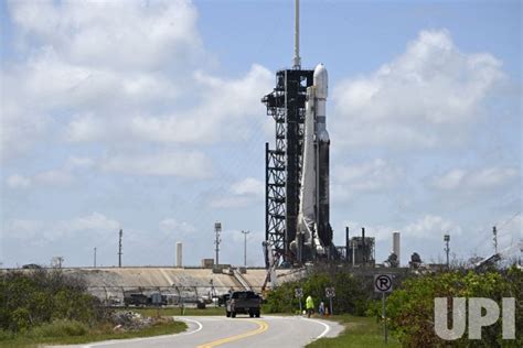 Photo Spacex Falcon Heavy Is Prepared To Launch Viasat 3 Satellite
