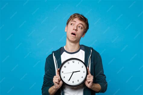 Retrato De Hombre Joven Preocupado En Ropa Casual Con Reloj Redondo