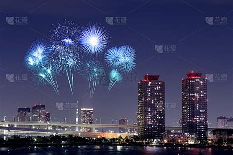 在东京御台场，烟花庆祝晚上的城市景观