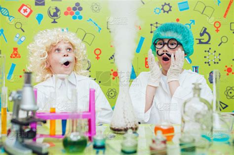 两个男孩做化学实验在实验室