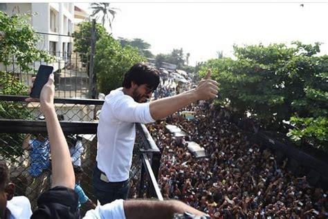 Srk Mannat [pics Inside] Shah Rukh Khans Bungalow Mannat Sees Zero Crowd For The First Time