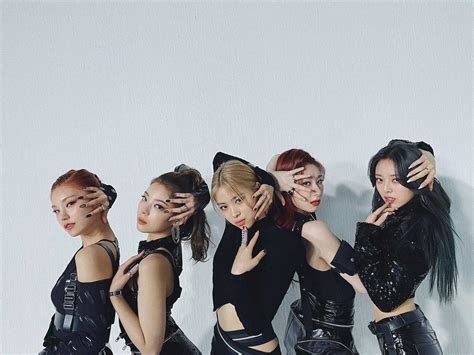 Itzy K Pop Wallpapers 38 Images Wallpapercat