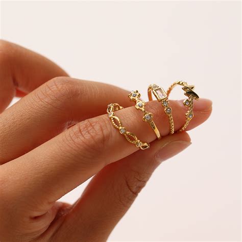 Diamond Encrusting Butterfly Opening Titanium Steel Ring Does Not Fade