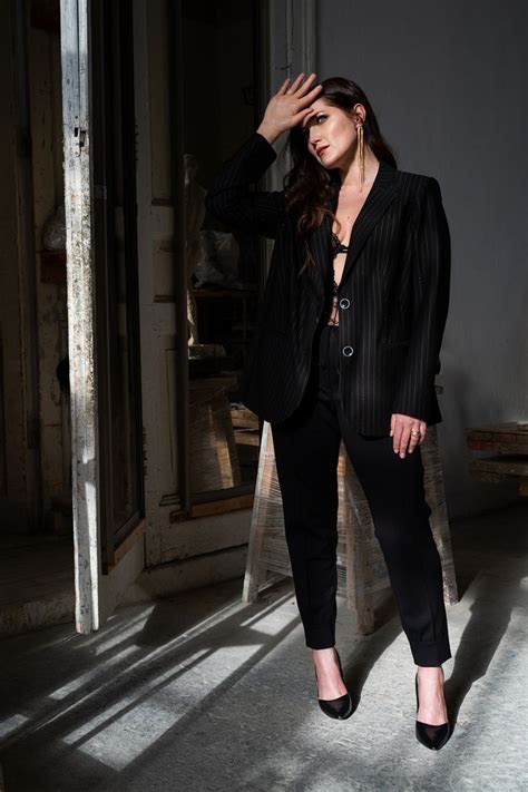фотосессия в мастерской скульптора длинные серьги черный костюм девушка в костюме черный пиджак