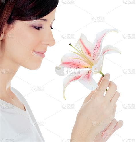 一位美丽的年轻女子，手中捧着一朵白百合