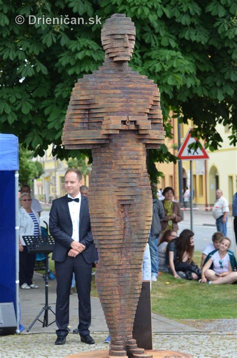 Socha Oscara V Sabinove Obchod Na Korze Drieničan