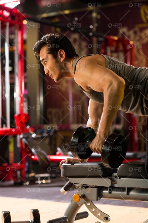 健身高清图片 青年男人在健身房里健身 人像图片免费下载 格式 3456像素 编号66837854 千图网