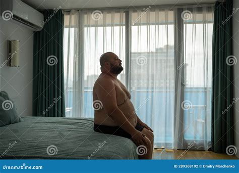 Hombre Con Exceso De Peso Desnudo Sentado De Mal Humor Con Aire Acondicionado Tratando De Hacer