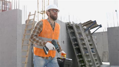 Byggnads Positiva Dans I Helmet Byggingenjör I Bygguniformen Dansande På Arbetsplatsen Stock