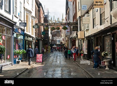 Stonegate Einer Straße In Der Stadt Von York Yorkshire England Uk Stockfotografie Alamy