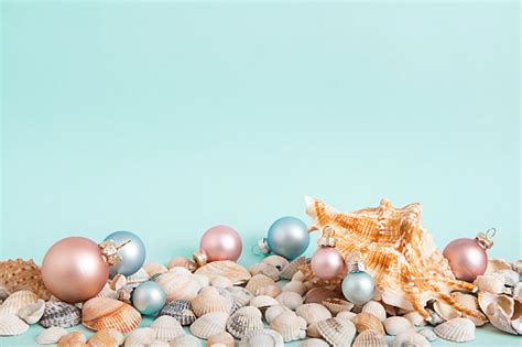 파스텔 블루 배경에 크리스마스 공과 조개껍데기의 프레임 밝고 다채로운 미니멀 아트 구성 크리스마스와 새해의 개념 공간을 복사합니다 12월에 대한 스톡 사진 및 기타 이미지