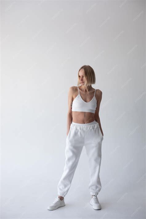 Bella Chica Rubia Con Una Camiseta Blanca Y Medias Posando Sobre Un Fondo Blanco Foto Gratis