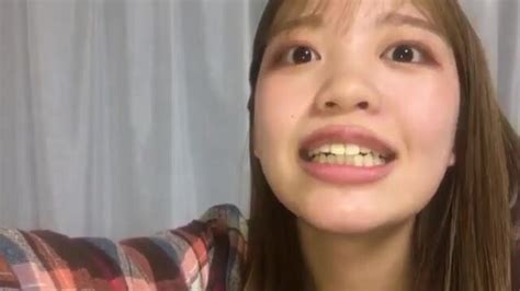 おねいさん、口の中を自撮り