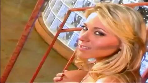 ホットブロンドのケイティモーガンはセックス階段の近くで犯されます Xhamster