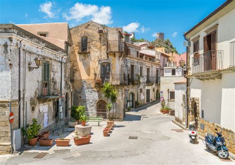 Sembra Di Essere In Una Scena De Il Padrino Questo Borgo In Sicilia è
