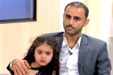 ببینید حرکت پراحساس یک پدر هنگام تنهایی فرزندش روی صحنه در حین اجرای