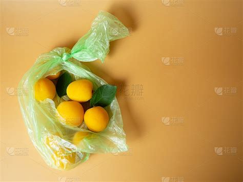 破塑料袋里装着新鲜杏
