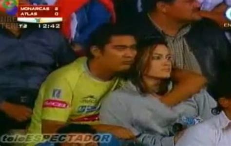 Video Aksi Seorang Pria Meremas Dada Payudara Cewek Saat Menonton