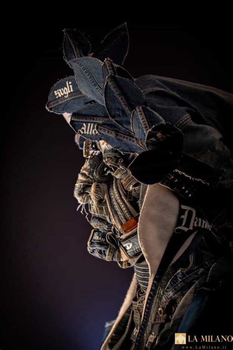 Perdido En Un Bosque Brillante La Exposición Individual De Afran