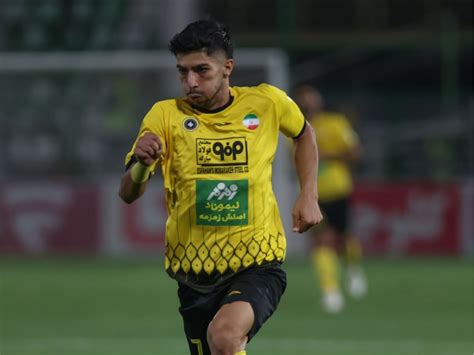 شاهکار لیموچی مقابل دروازه خالی تراکتور